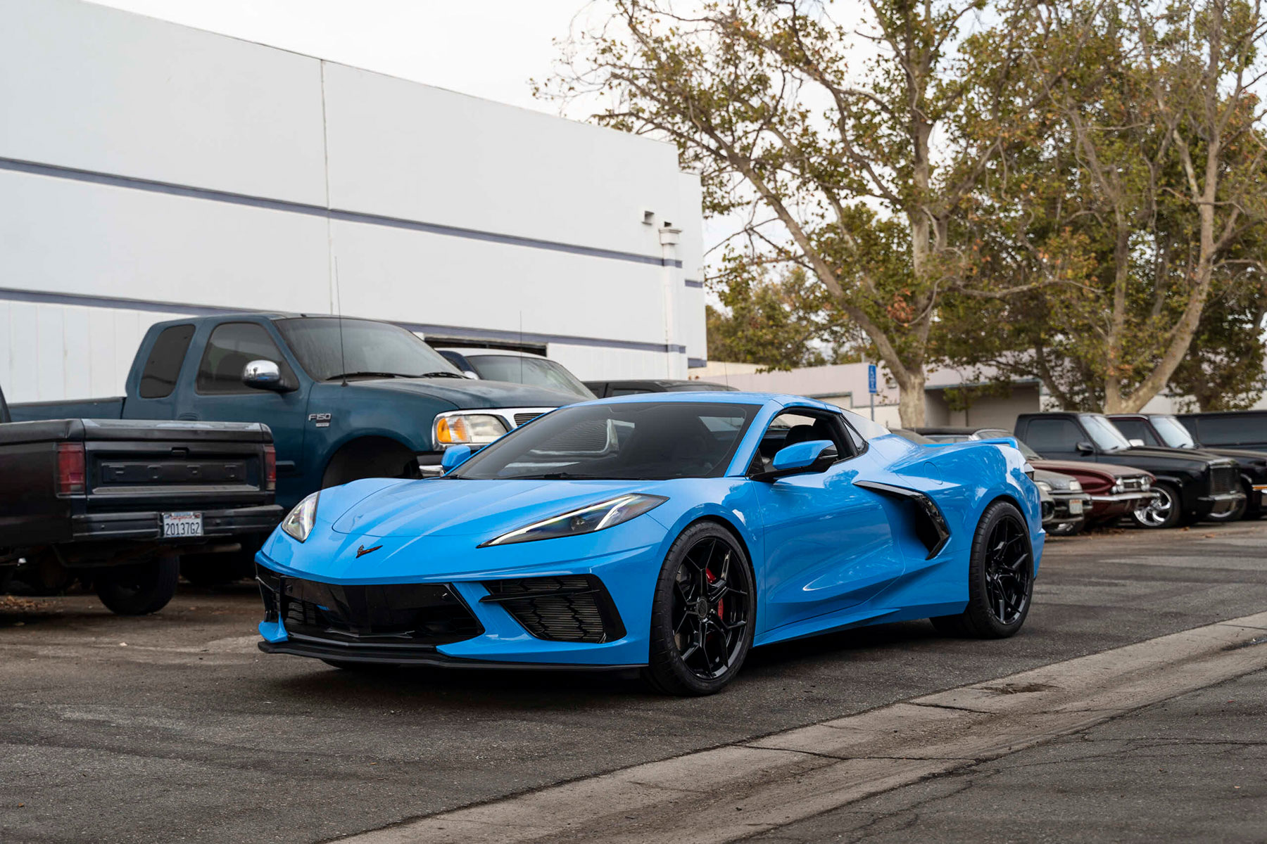 Blaque Diamond Wheels on Rapid Blue Corvette C8