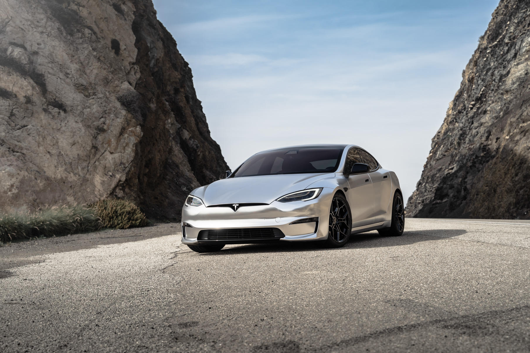 A 2021 Tesla Model S Plaid on Blaque Diamond BD-F25 20 Inch Gloss Black ...